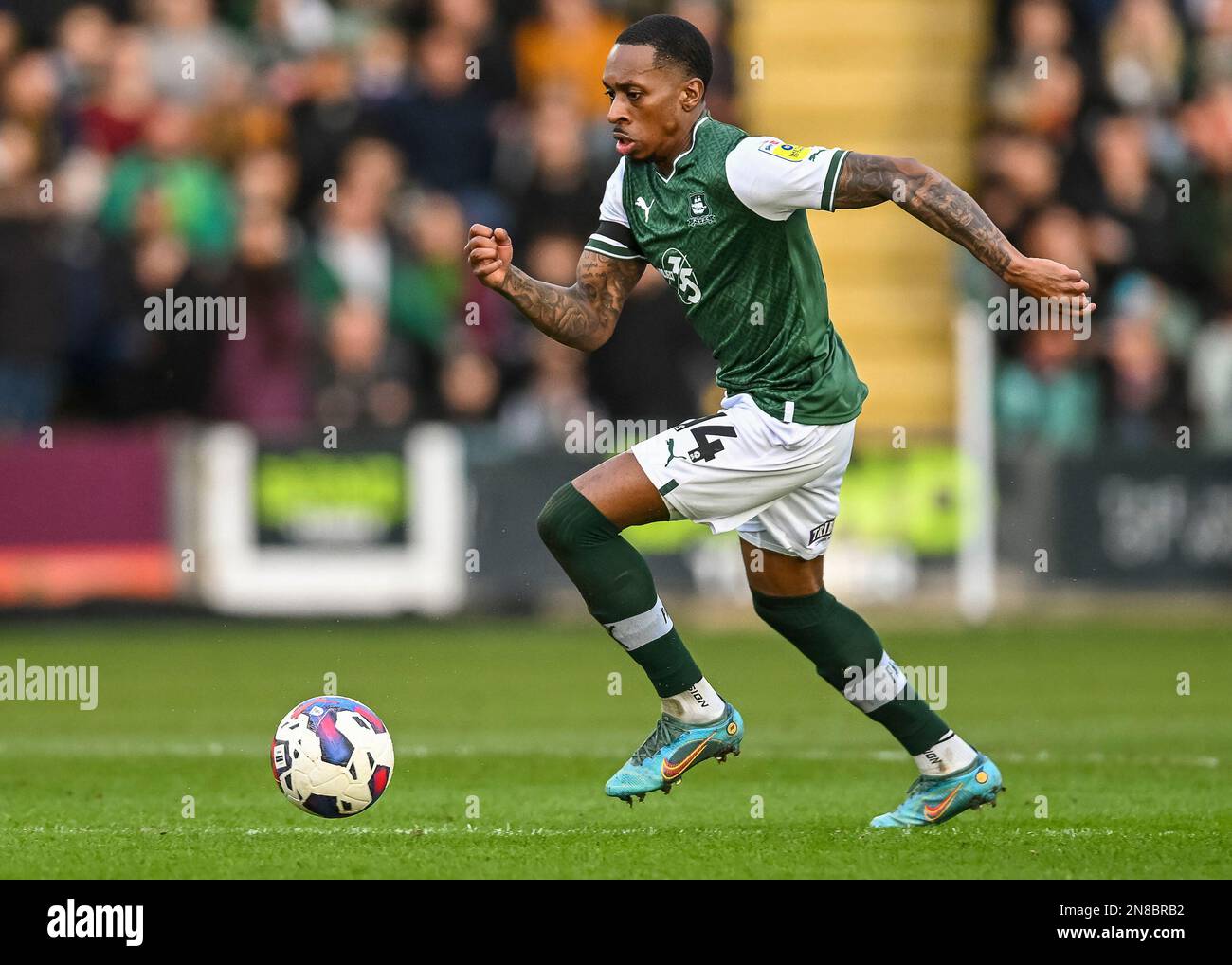Plymouth Argyle Wing Back Mickel Miller (14) greift während des Spiels ...