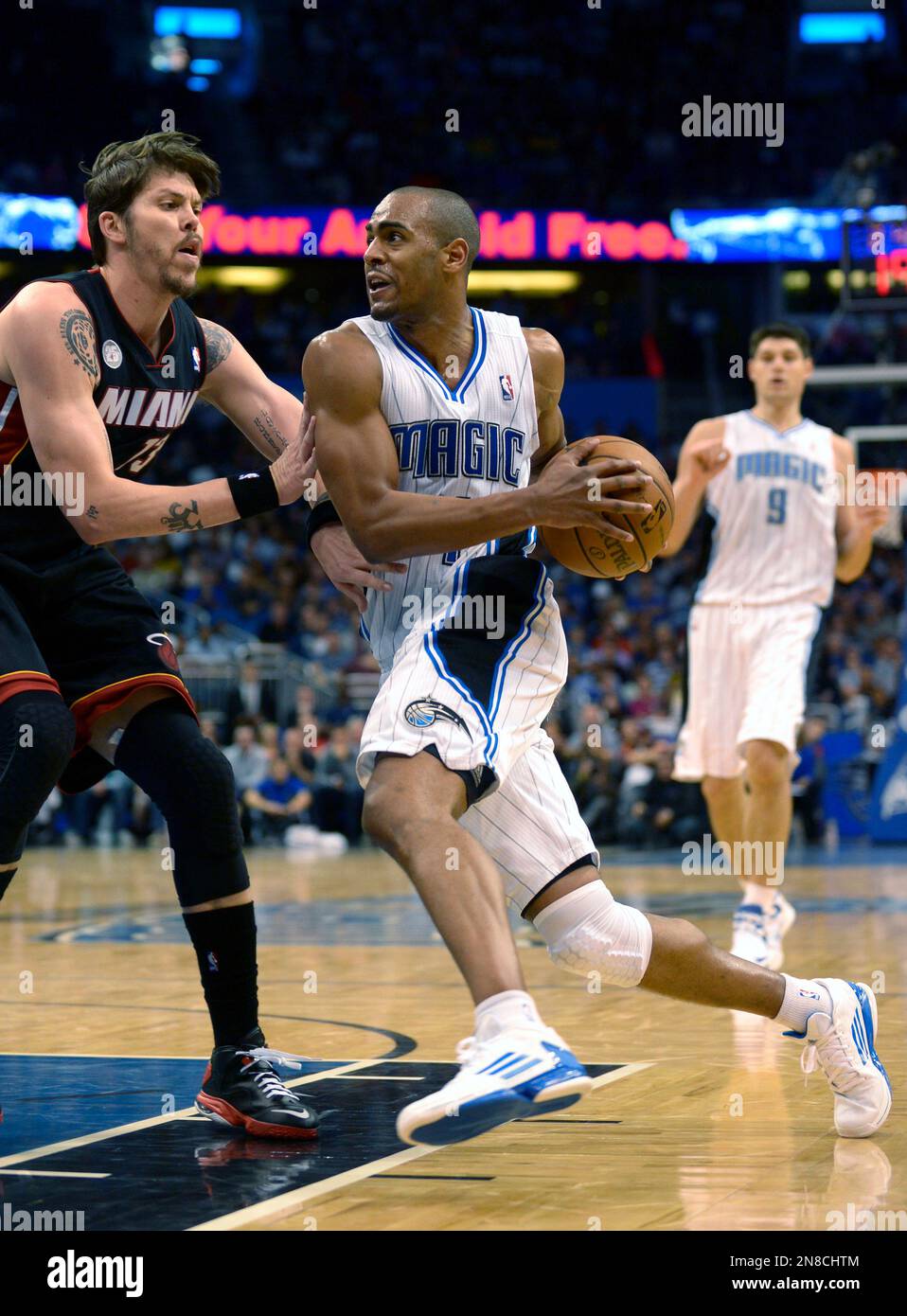 Orlando Magic forward Arron Afflalo, center, drives past Miami Heat ...