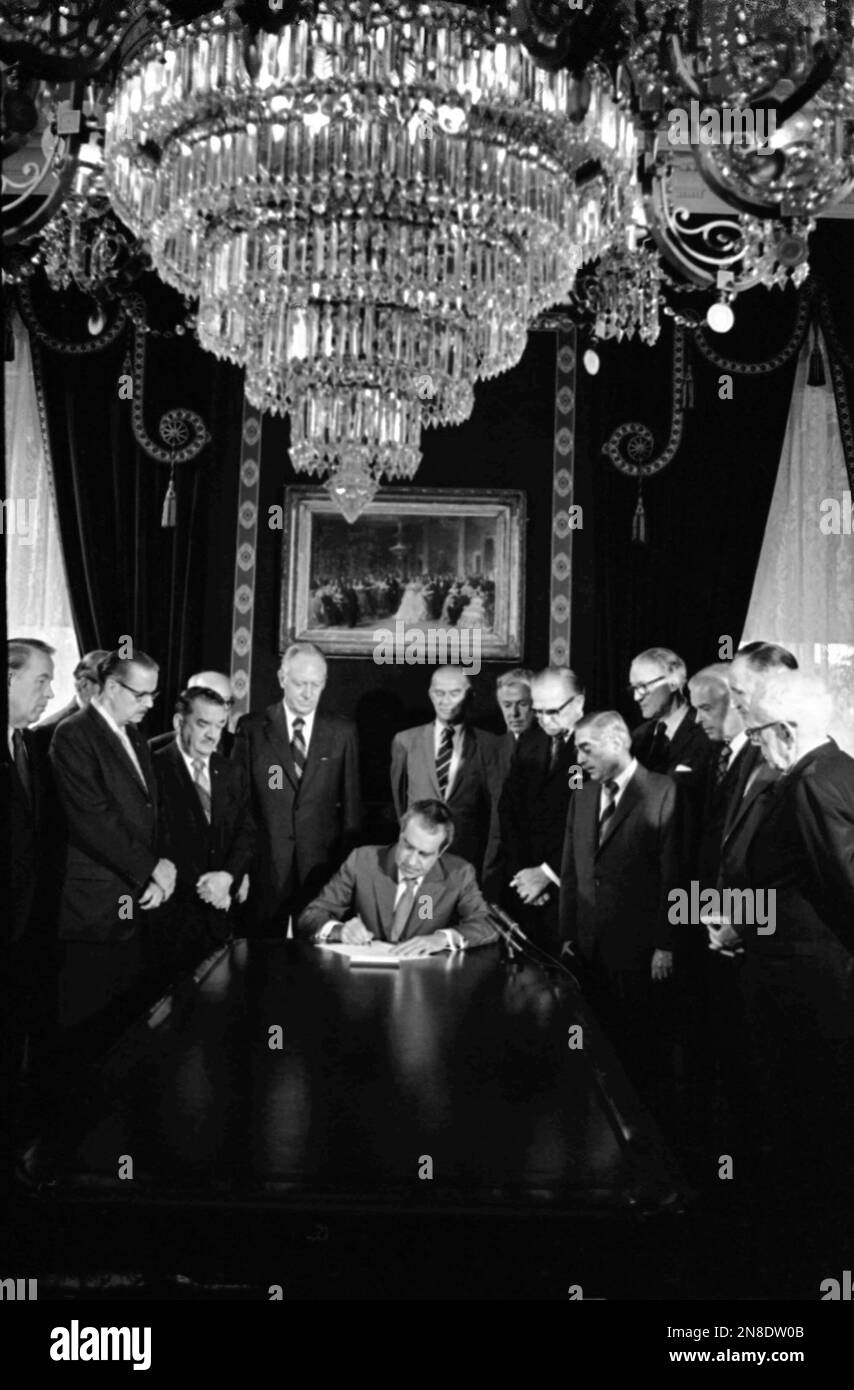 U.S. President Richard Nixon signs the SALT (Strategis Arms Limitation ...