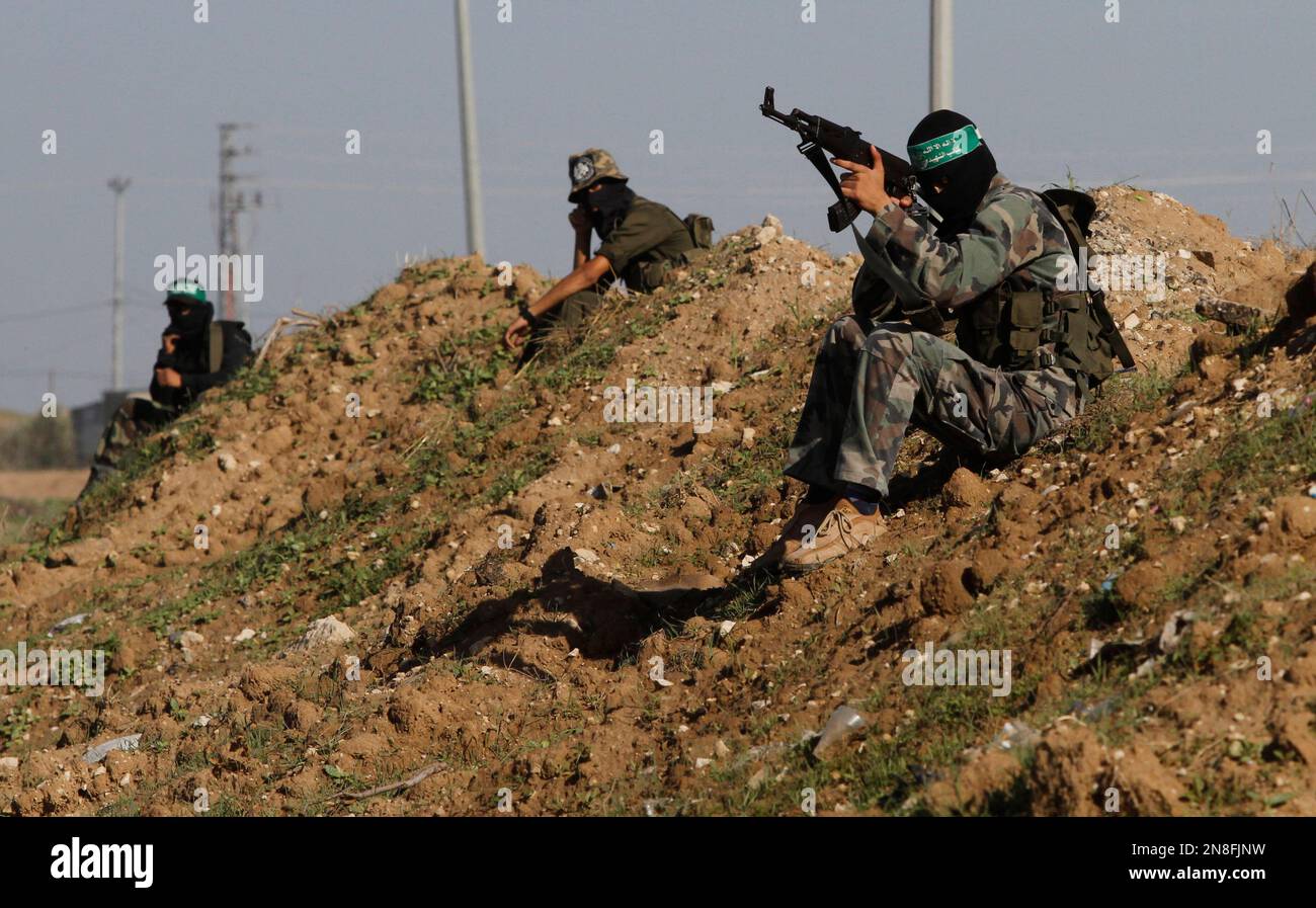 Palestinian members of the 'Ezz Al-Din Al Qassam' militia, the military ...