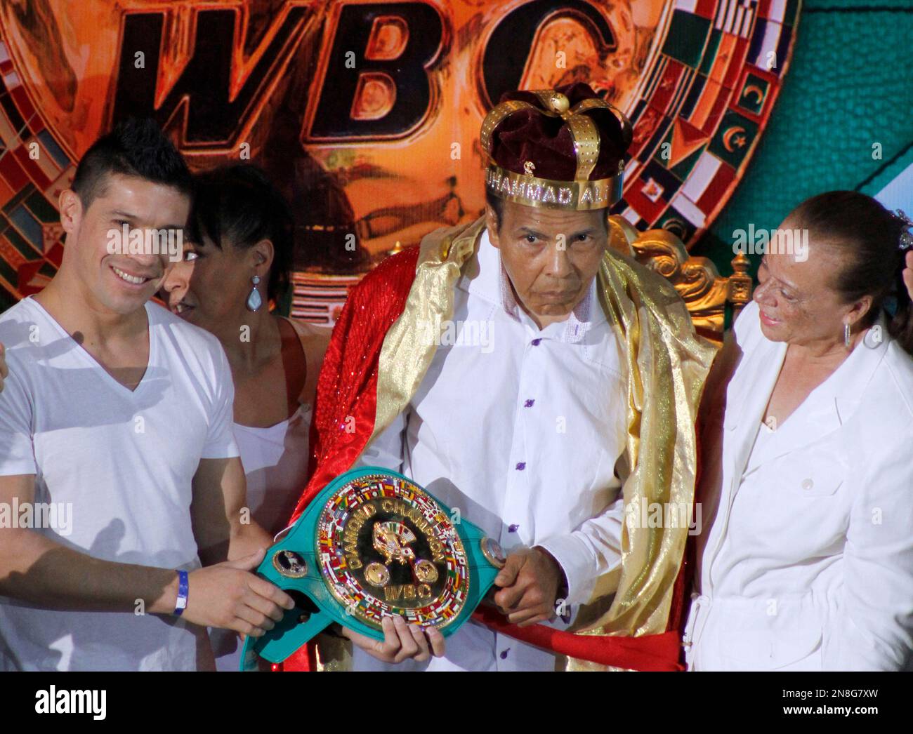 ALTERNATIVE CROP OF MXIL101 - Former world heavyweight champ, Muhammad ...