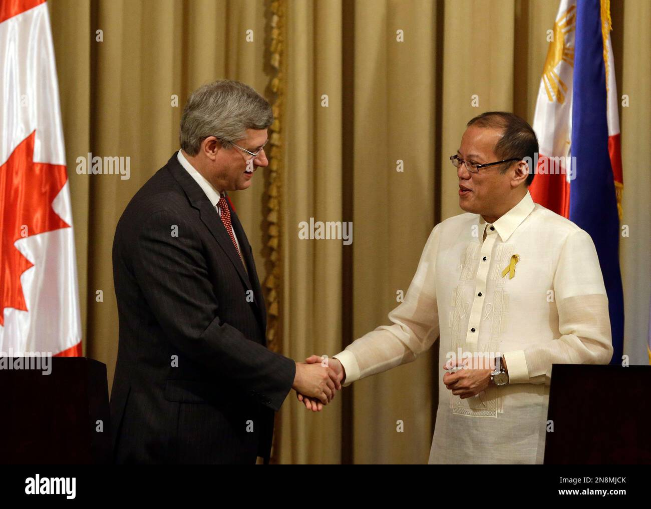 Visiting Canadian Prime Minister Stephen Harper, left, and Philippine ...