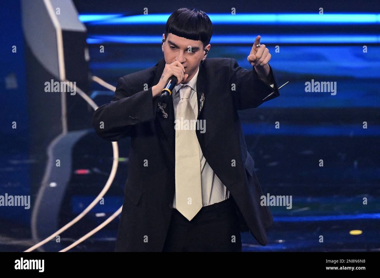 12. Februar 2023, Sanremo: Der italienische Sänger Sethu tritt auf der ...