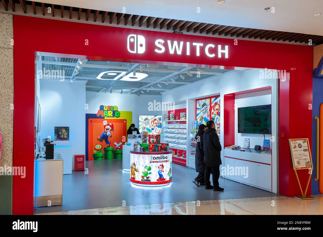 SHANGHAI, CHINA – 11. FEBRUAR 2023 – Kunden kaufen in einem Nintendo ...