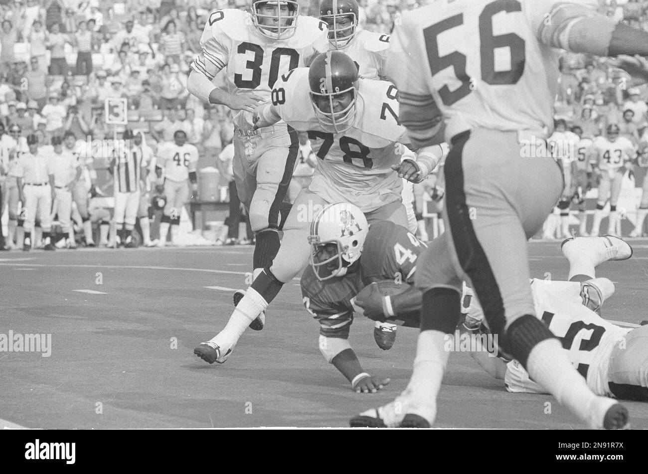 Led by Pittsburgh Steelers Dwight White (78) and Dave LaCrosse (30) a ...