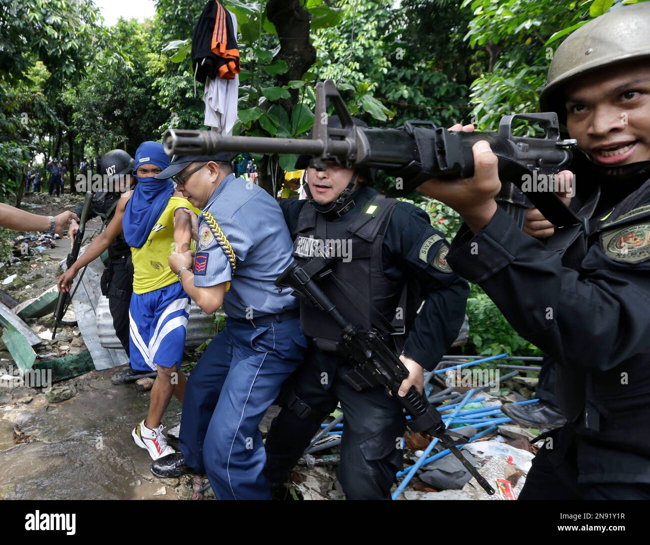Philippine National Police officers and SWAT team members arrest an ...