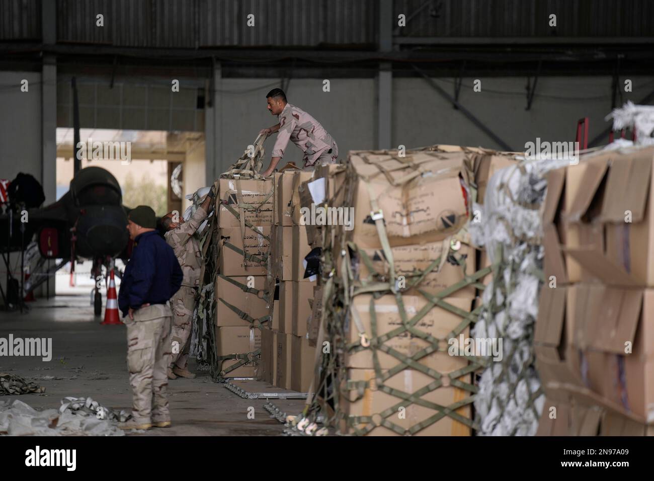 Iraqi security forces prepare humanitarian aid from Red Crescent that ...