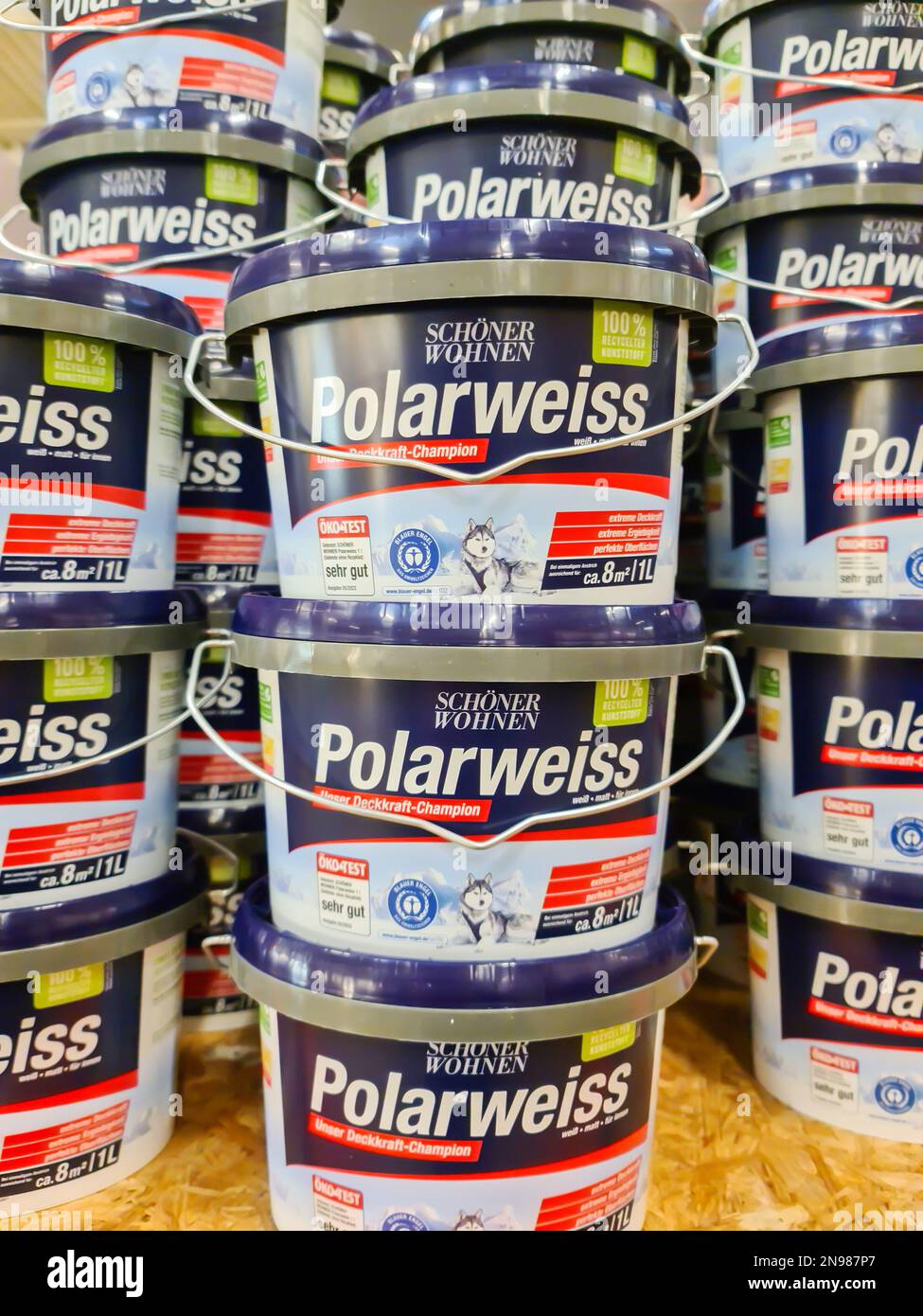 Kiel, Deutschland - 11. Februar 2023: Mehrere Eimer mit weißer ...