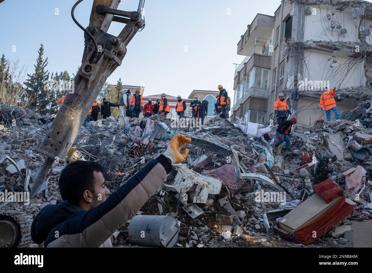 Adiyaman, Türkei. 11. Februar 2023. Eine Person warnt die Leute vor Sei still. Diese Warnung ...