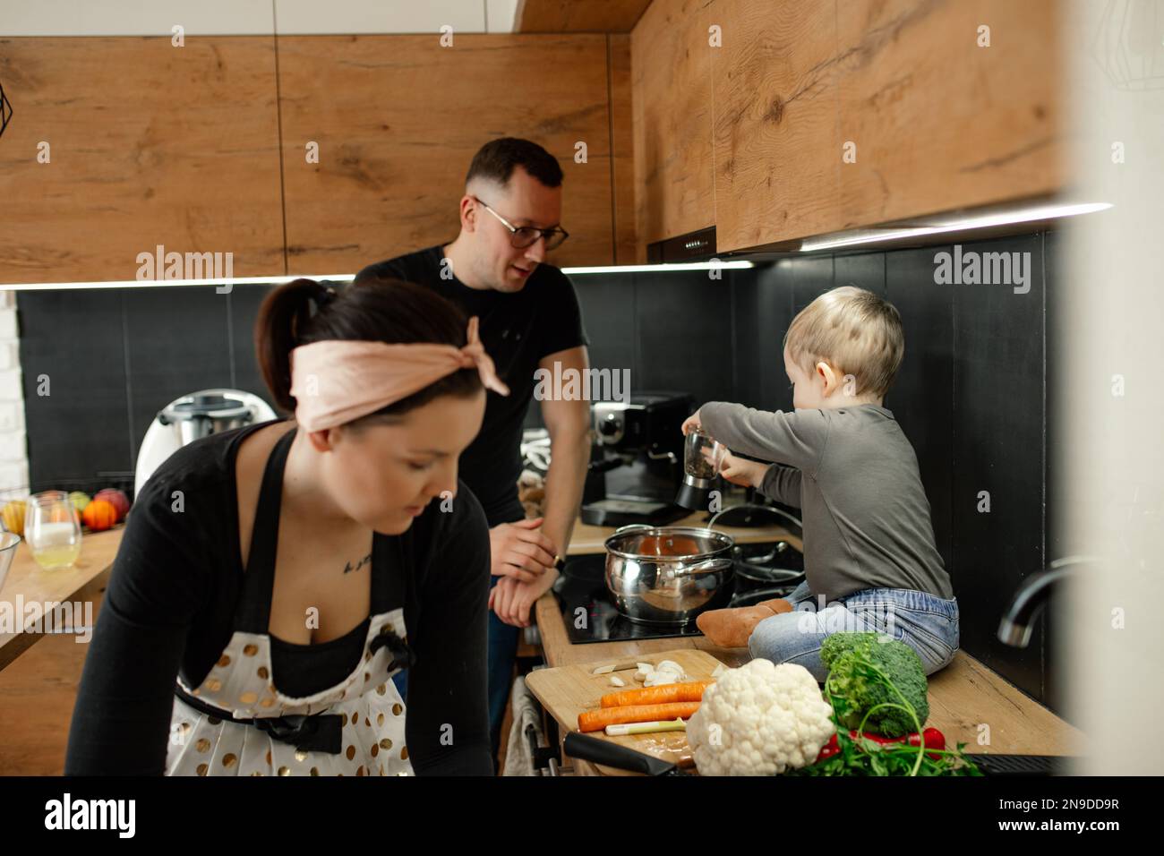 Konzentrierte Frau Hausfrau, Mann, kleiner blonder Junge, der ...