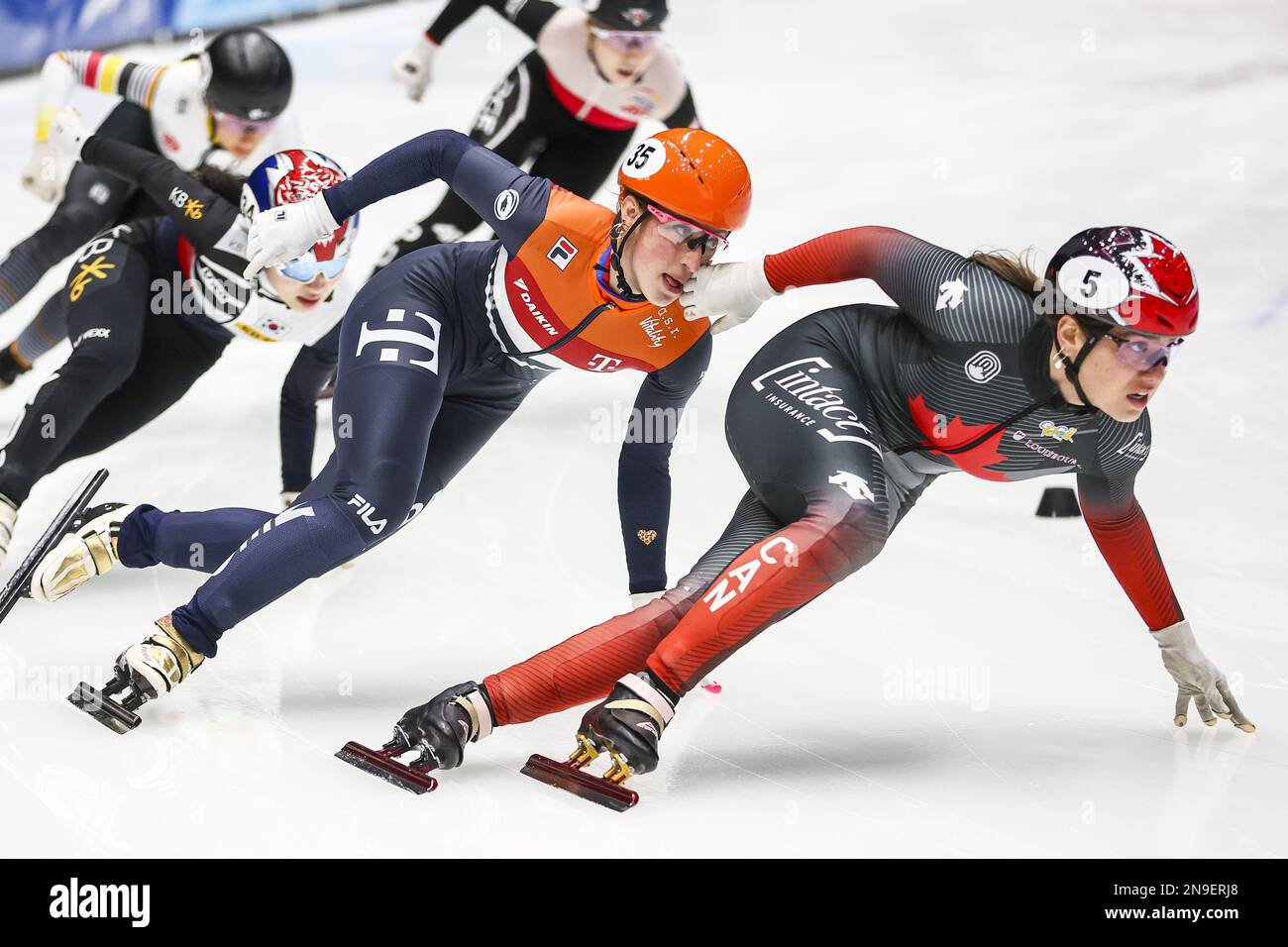 DORDRECHT - Suzanne Schulting (NED), Courtney Sarault (CAN) (lr) in den ...