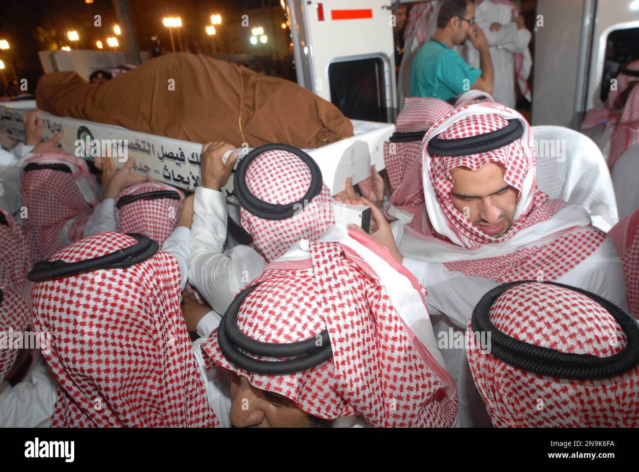 Relatives from the Saudi royal family carry the shrouded body of the ...
