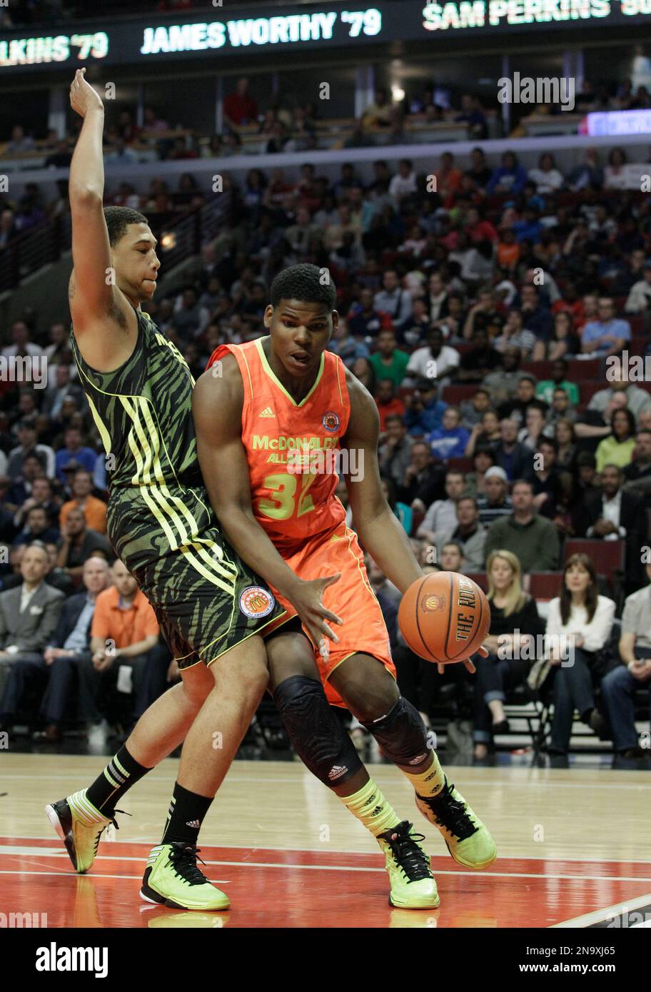 McDonald's East All-American Tony Parker (32) pushes past McDonald's ...