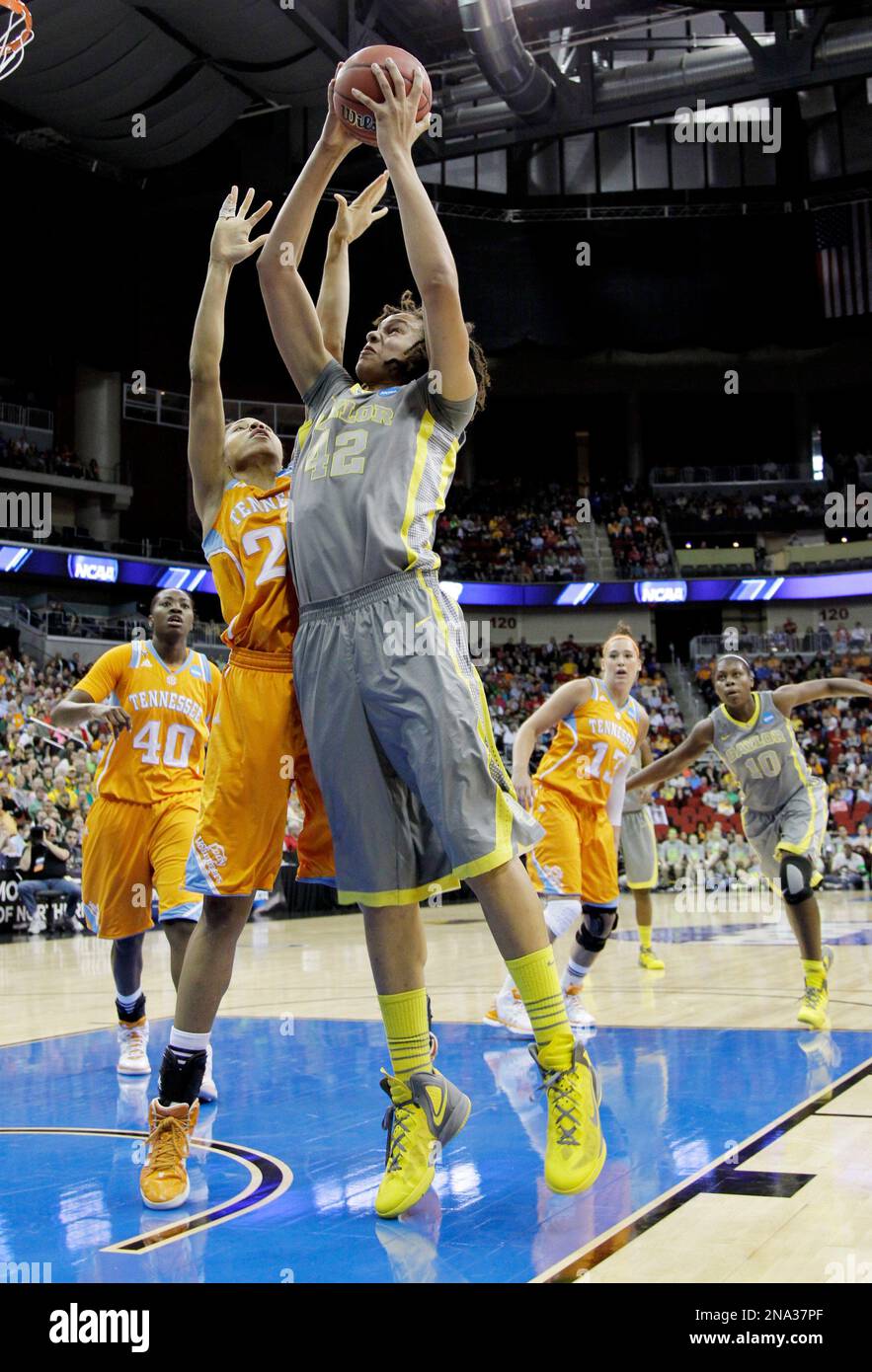 Tennessee's Isabelle Harrison, center left, defends Baylor's Brittney Griner (42) while ...