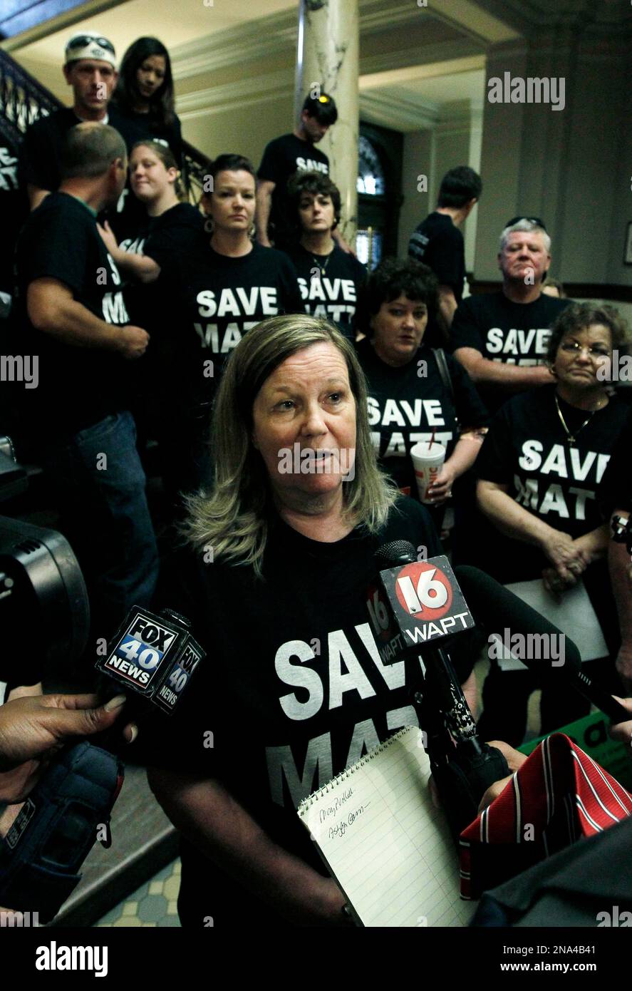 Family and friends listen as Mary Puckett, mother of death row inmate ...