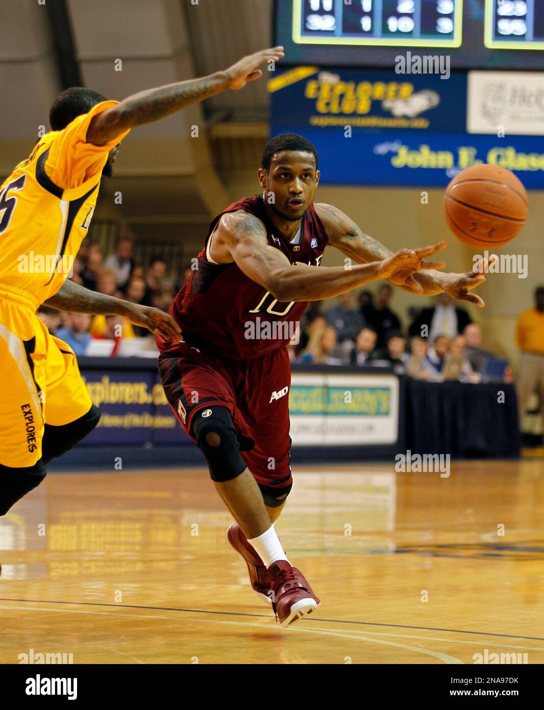 Temple guard Ramone Moore (10) passes the ball as he is guarded by La ...