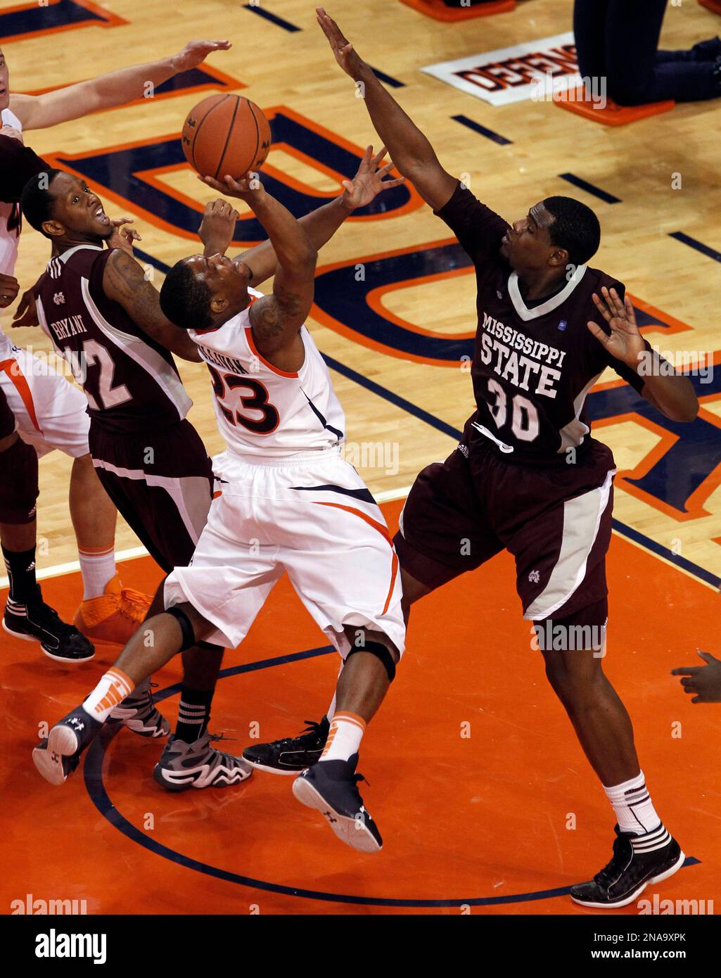 Auburn guard Frankie Sullivan (23) shoots over the defense of ...