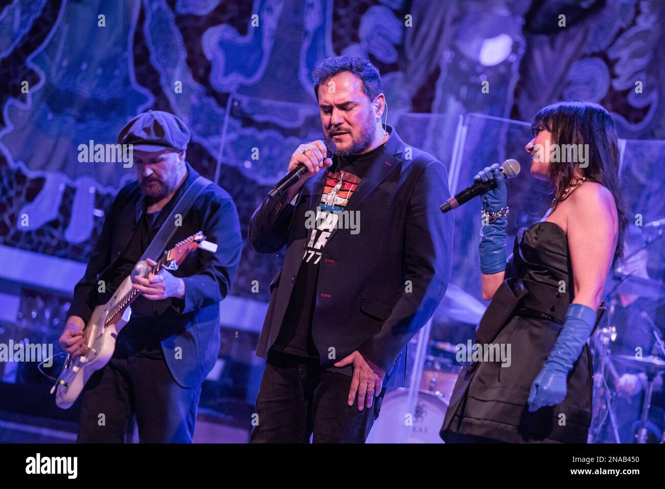 Barcelona, Spanien. 2023.02.10. Die Amaral-Band singt mit Ismael ...