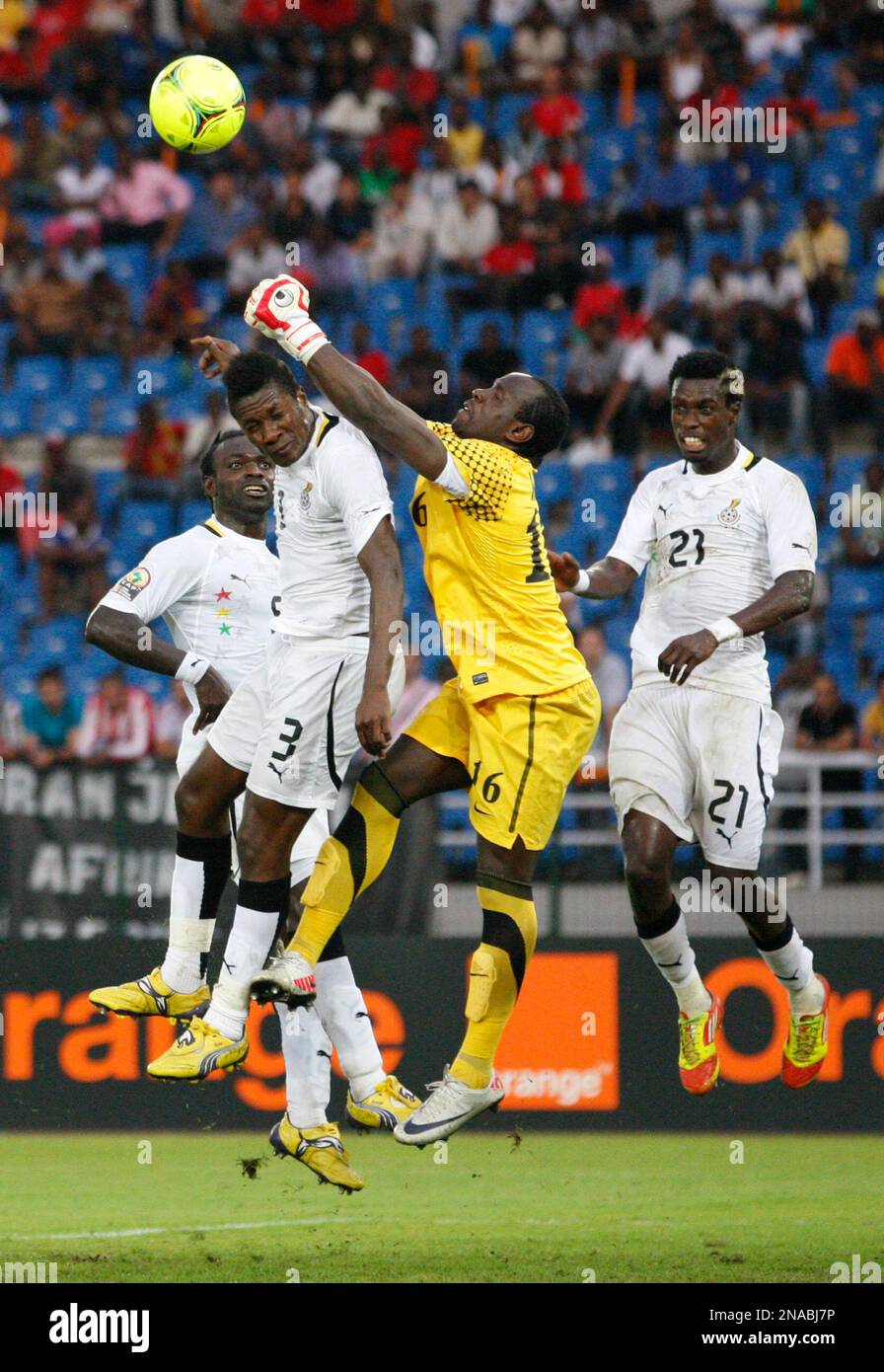 Zambia's goalkeeper Kennedy Mweene, center right, fends off a ...