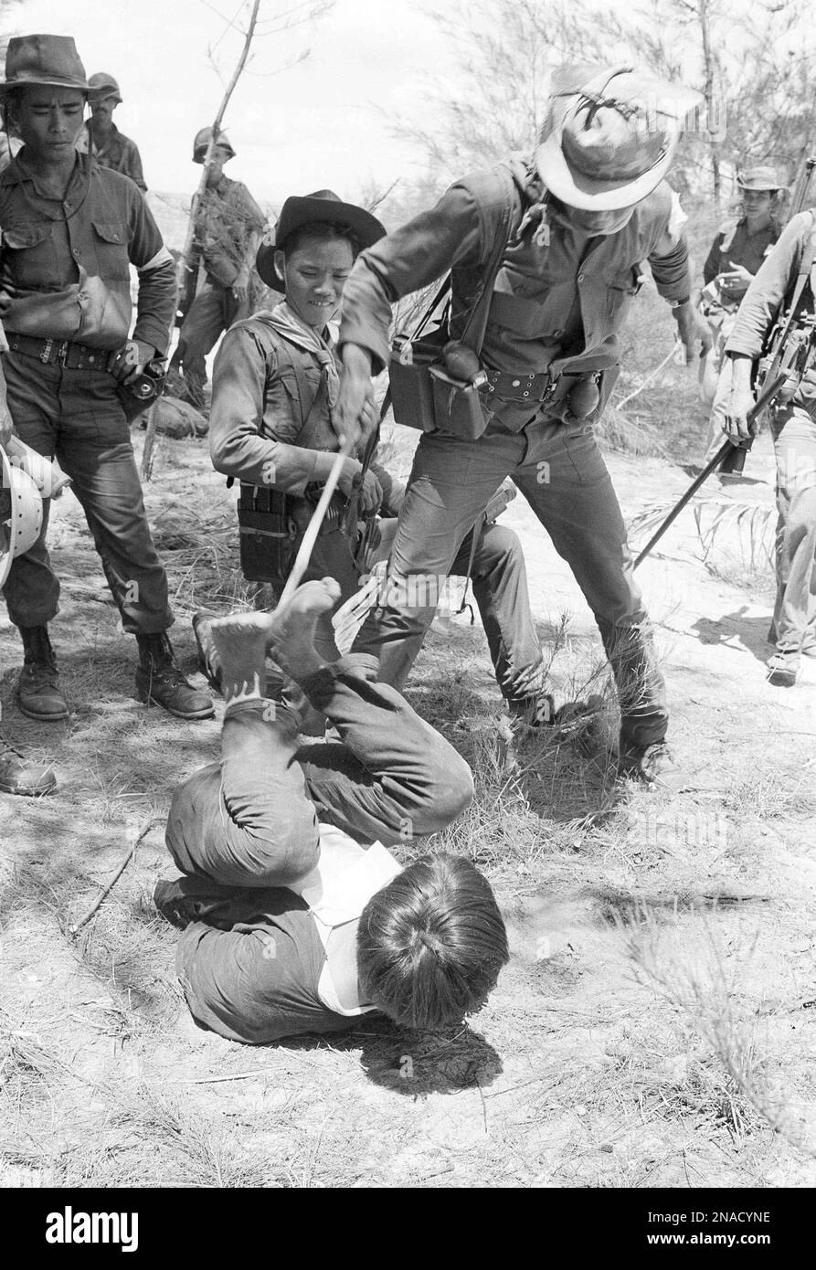 ** EDS NOTE: GRAPHIC CONTENT ** Vietnamese soldiers administer a ...