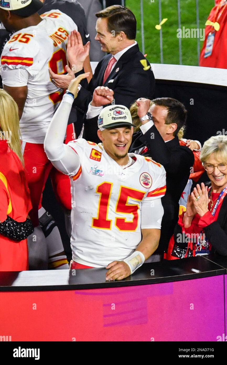 Patrick Mahomes, Quarterback der Kansas City Chiefs, feiert den Sieg nach dem Super Bowl LVII ...