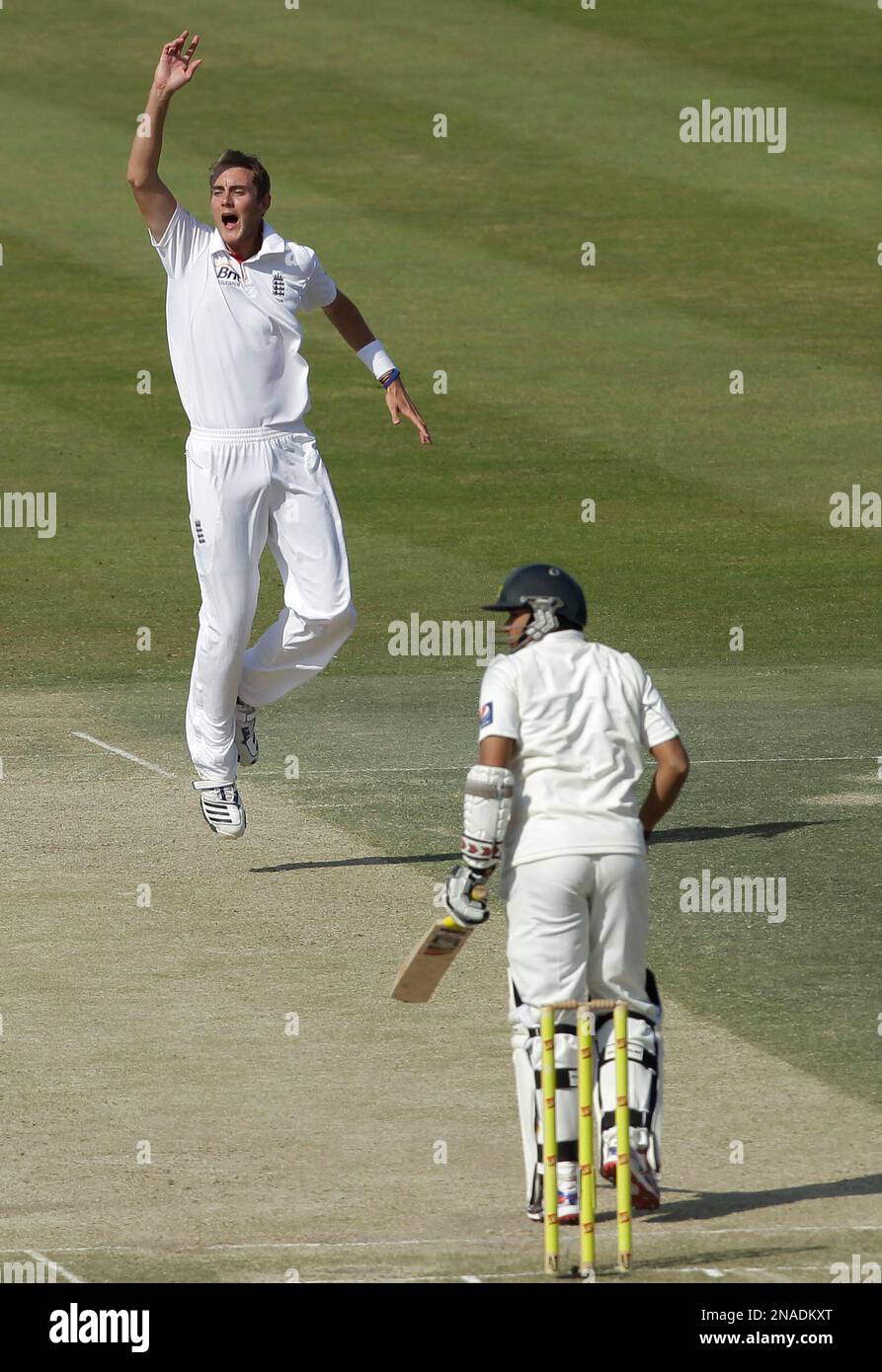 England's bowler Stuart Broad, left, makes an unsuccessful wicket ...