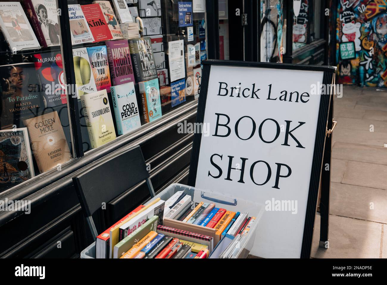 London, Großbritannien - 09. Februar 2023: Unterschreiben Sie vor dem Buchladen in Brick Lane ...