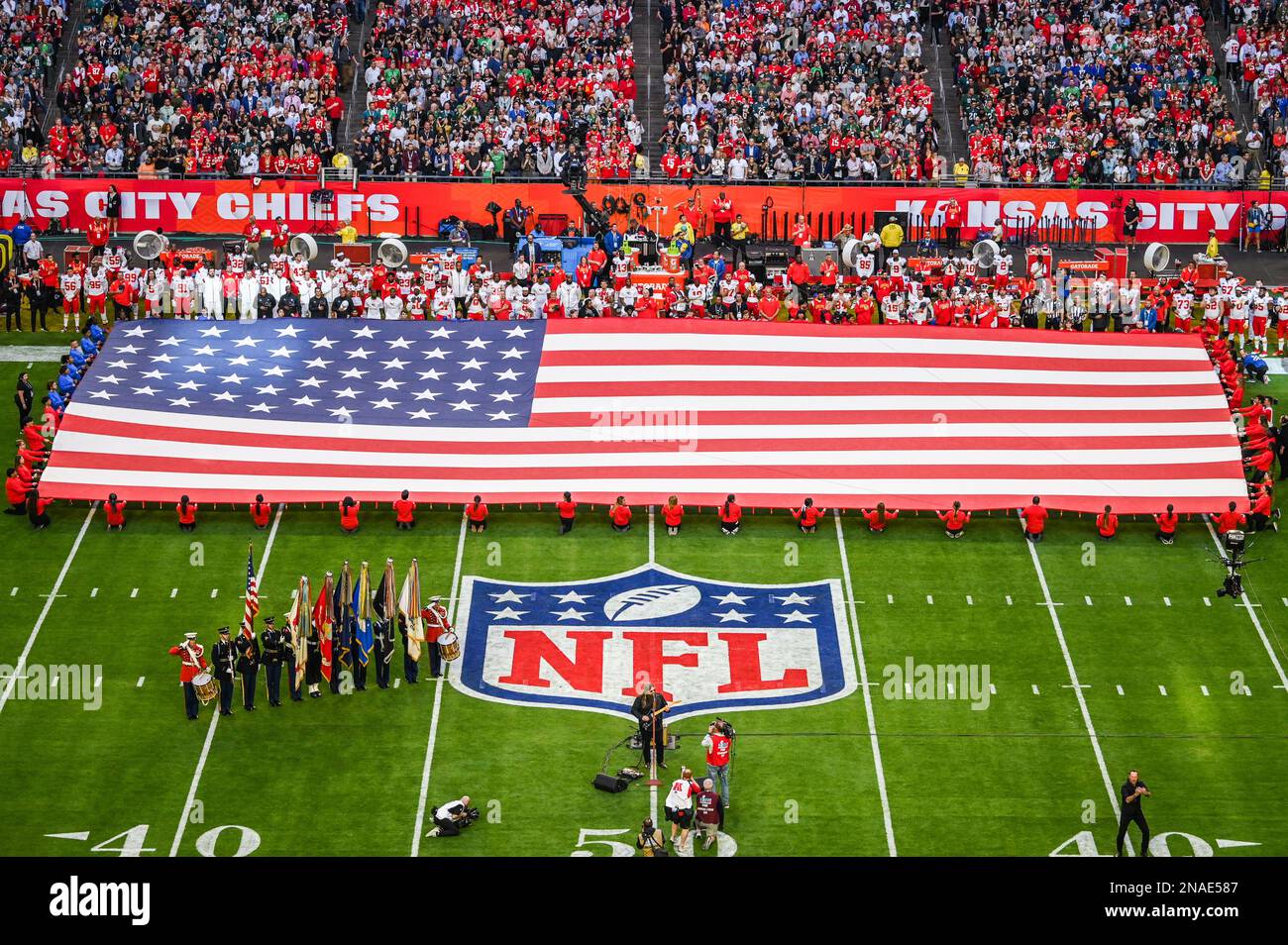 Die amerikanische Flagge wird vor dem Super Bowl LVII zwischen den ...