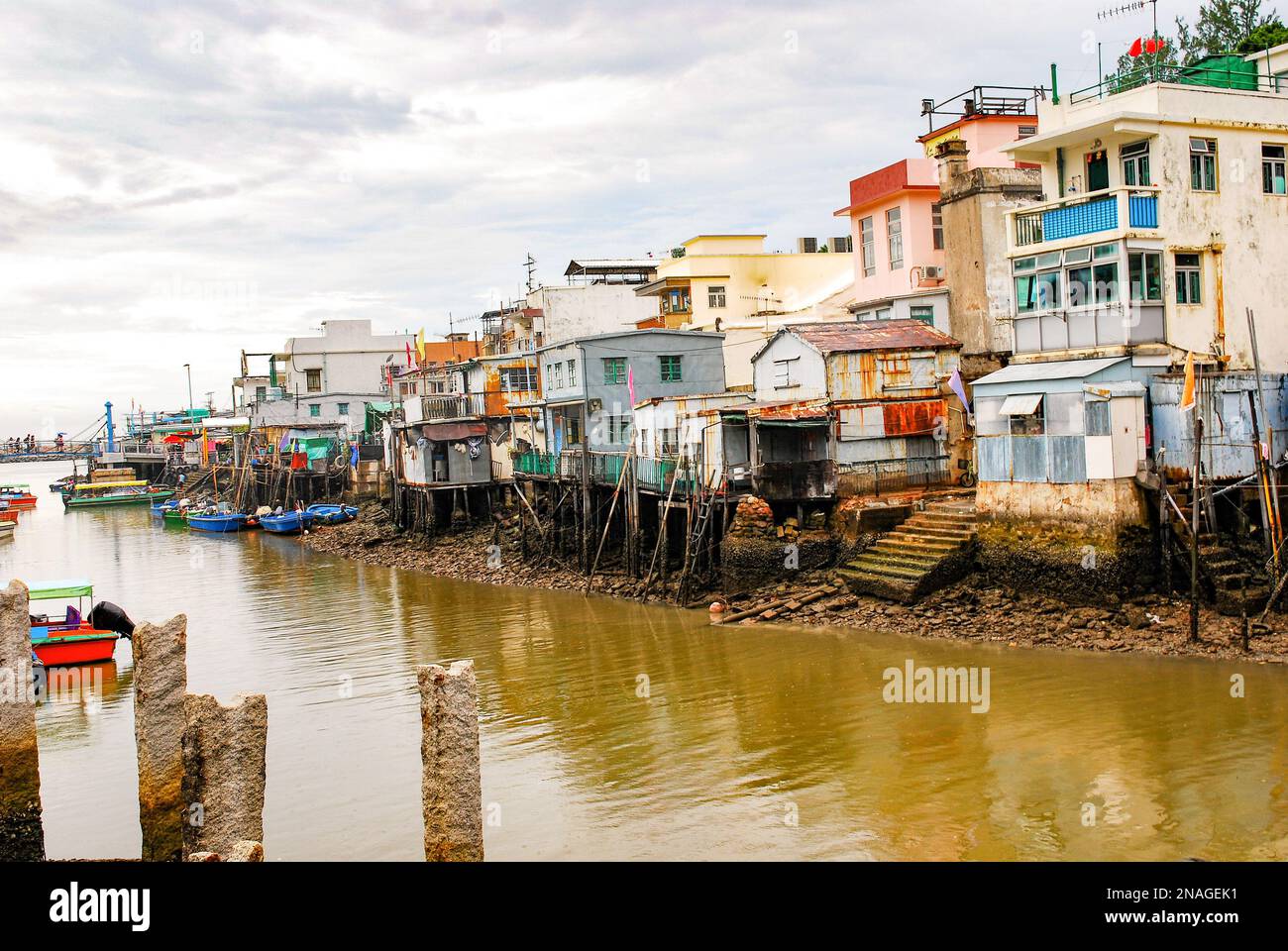 Tai O Fischerdorf, Lantau Island. Primitive Blechhäuser stehen auf ...