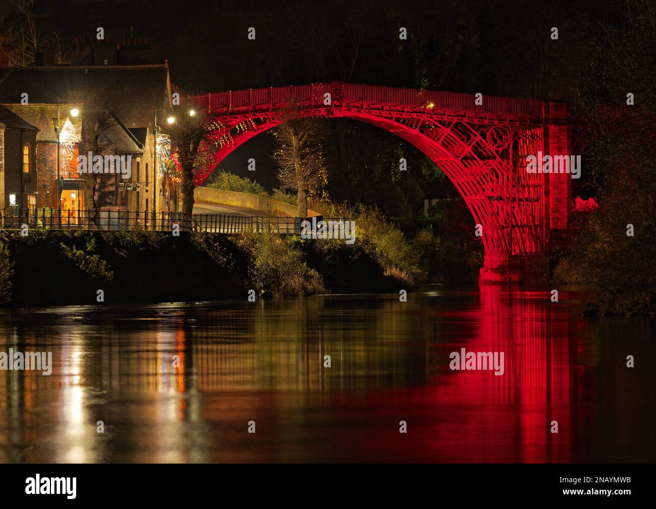 Die ikonische Iron Bridge über den Fluss Severn in Shropshire, England ...