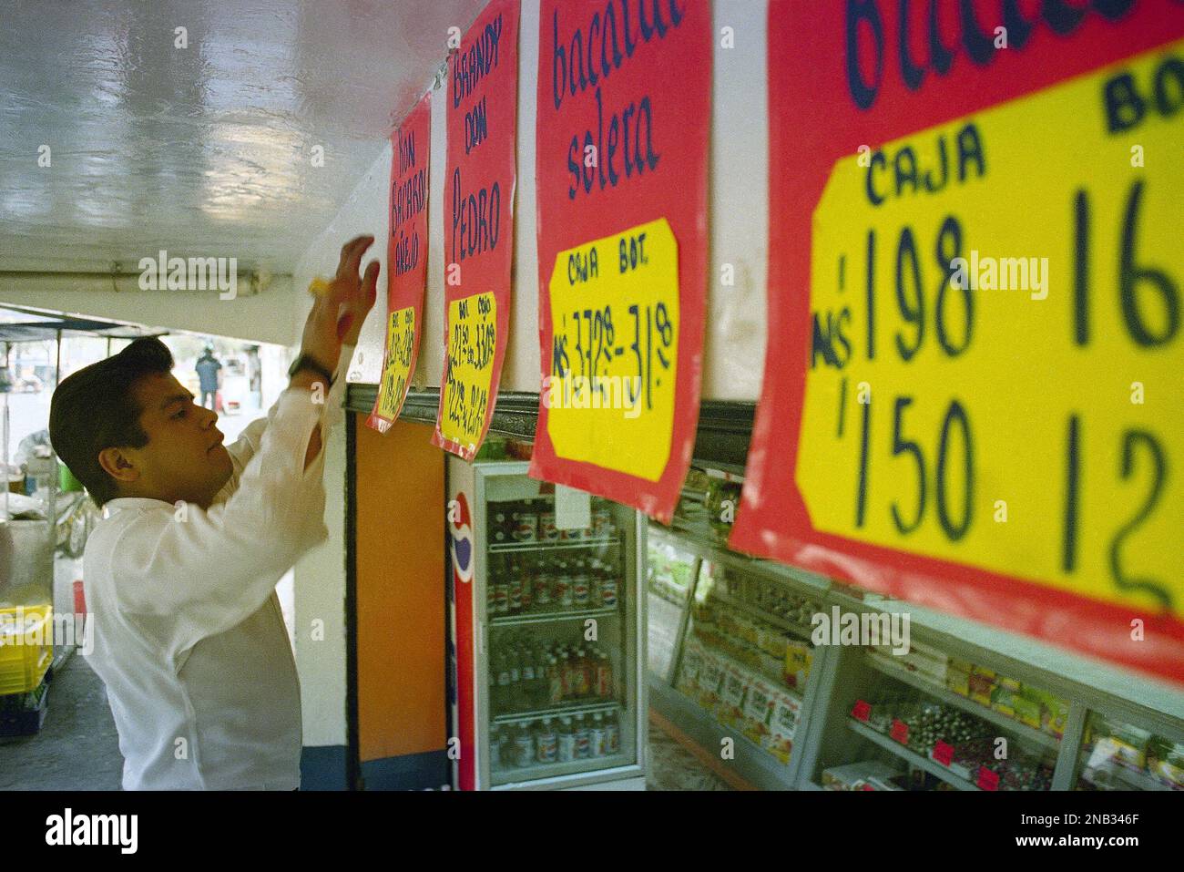 Jose Carlos changes signs raising the price of some of his goods in “La ...