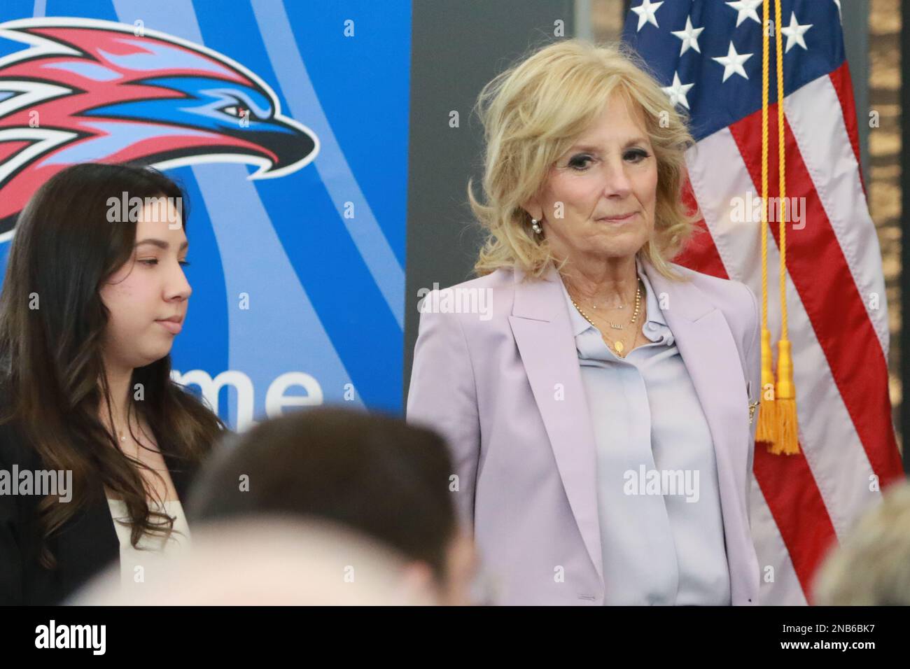 First Lady Jill Biden hört den anderen Rednern während ihres Besuchs am ...