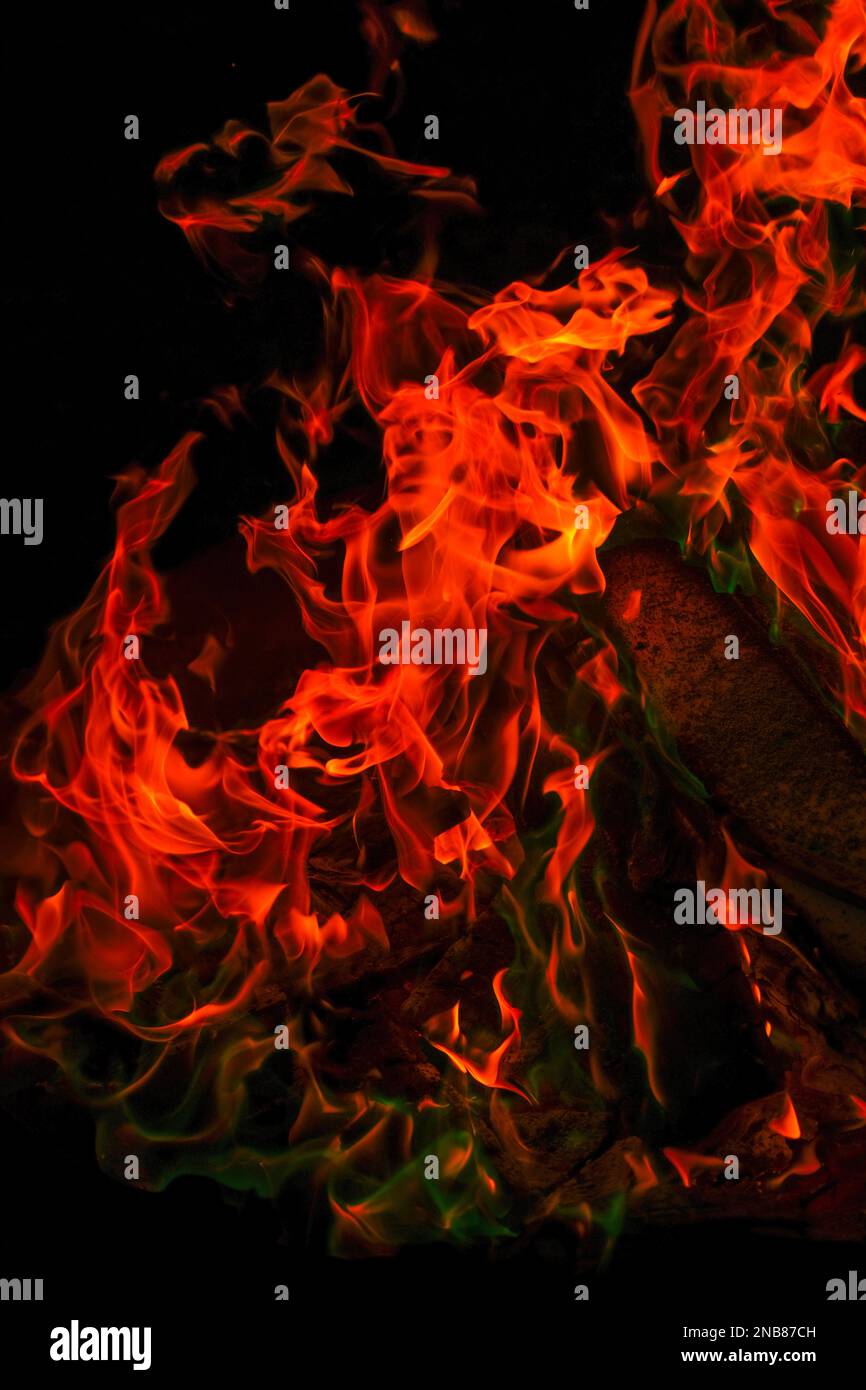 Funken und Flammen. Bunte Flammen und bunte Funken. Mehrfarbige Flamme ...