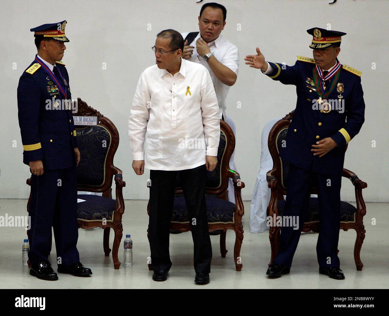 Philippine President Benigno Aquino III, center, talks to new ...