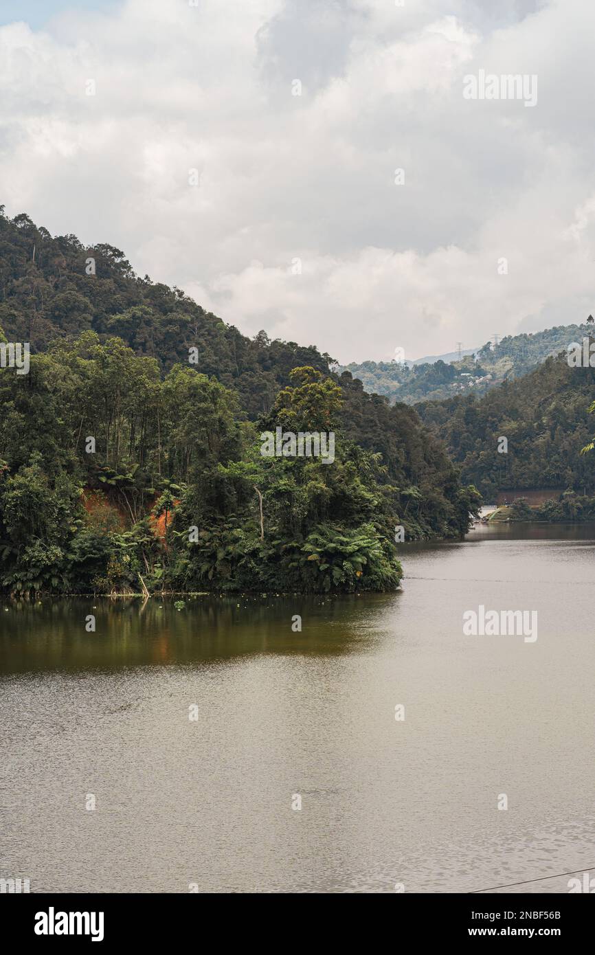 Bergtal mit Regenwald und See in den Cameron Highlands Stockfotografie ...