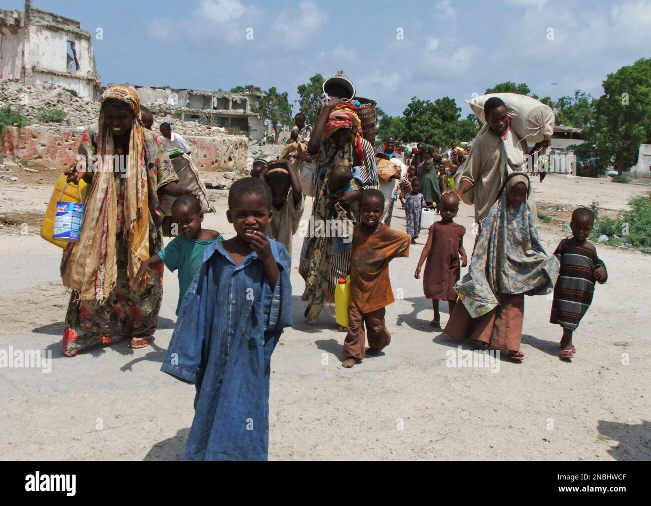 Somalis carrying their belongings from Southern Somalia, make their way ...