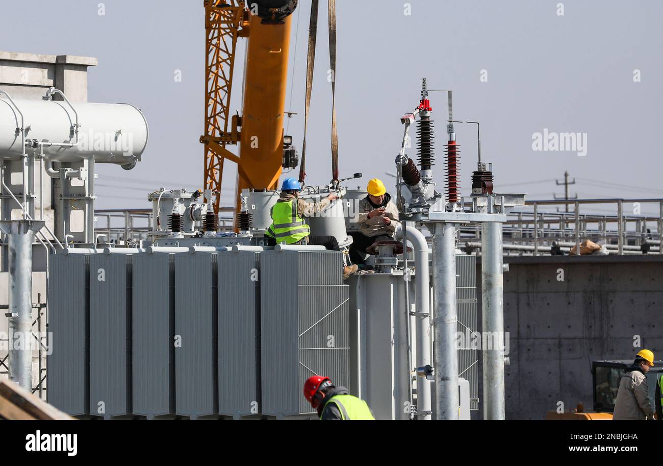 HUAI'AN, CHINA – 14. FEBRUAR 2023 – Arbeiter arbeiten am Projektstandort Trina Solar in Huai 'an ...