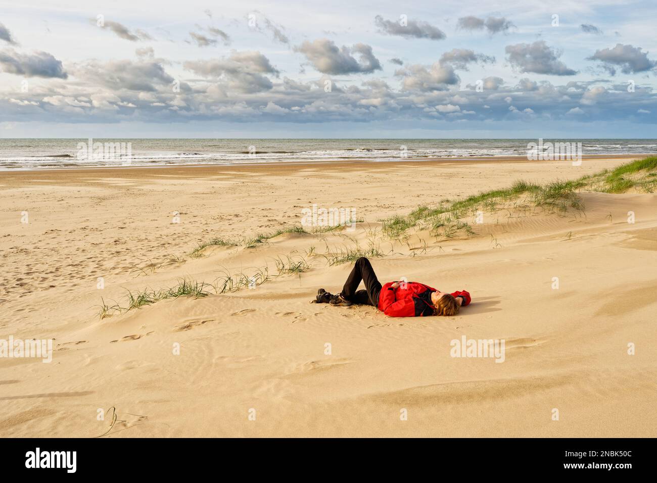 Frau liege strand -Fotos und -Bildmaterial in hoher Auflösung – Alamy