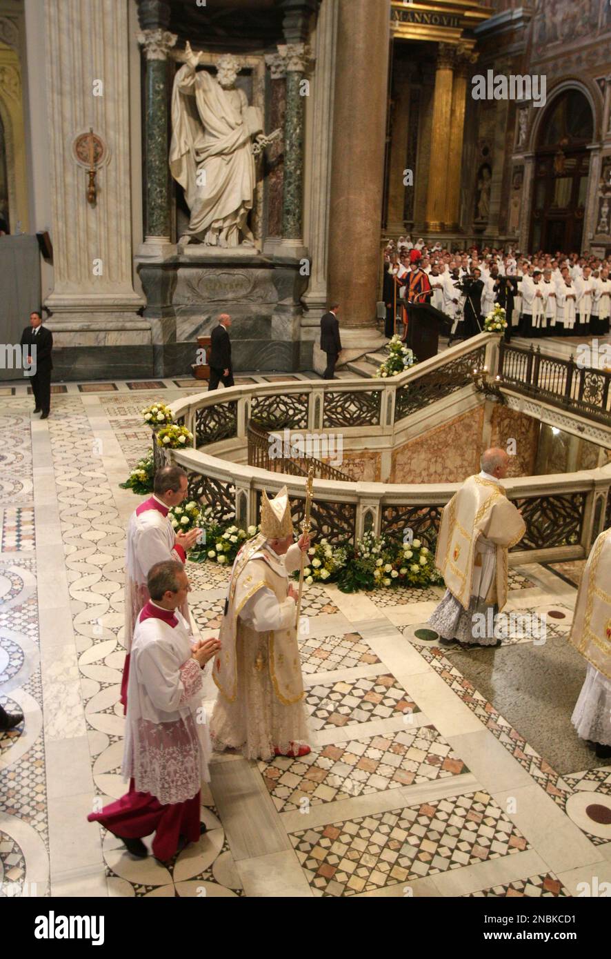Pope Benedict XVI arrives at Rome's St. John in Lateran Basilica ...