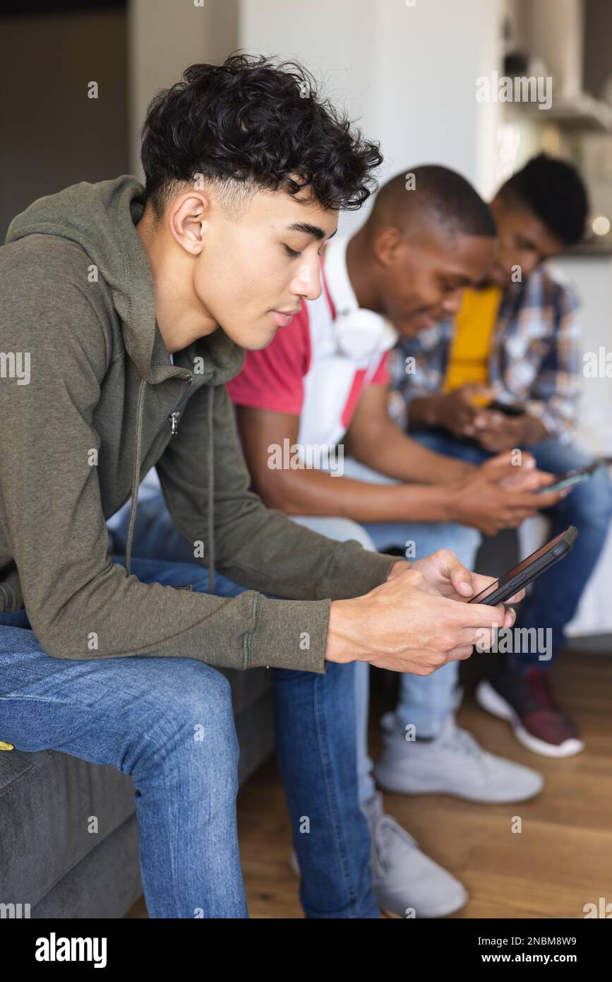Vertikales Bild von verschiedenen männlichen Freunden im Teenageralter ...