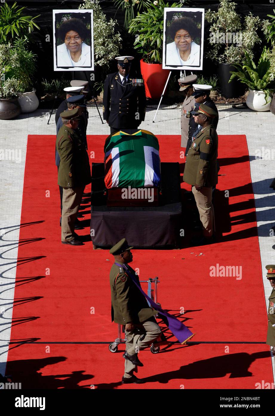 Members of the South African Army army, in front of the coffin of ...