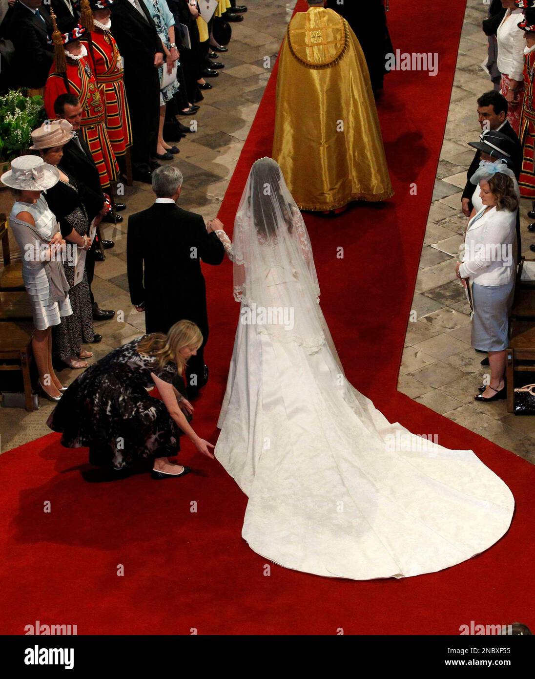 Kate Middleton arrives with her father Michael at Westminster Abbey ...