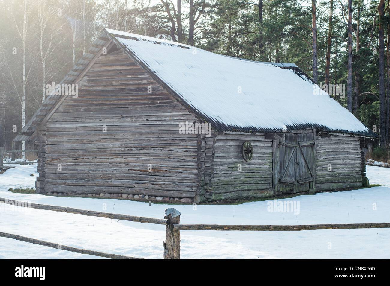 Schönes altes traditionelles Holzhaus im Dorf Margionys, Dzūkija oder ...