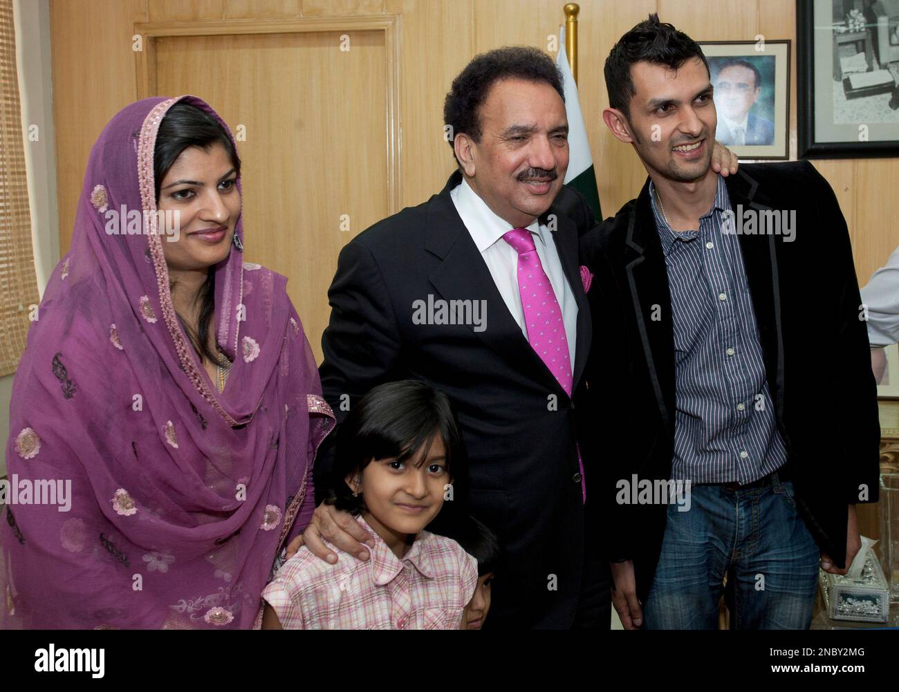 Pakistani wicketkeeper Zulqarnain Haider, right, with his wife Shazia ...