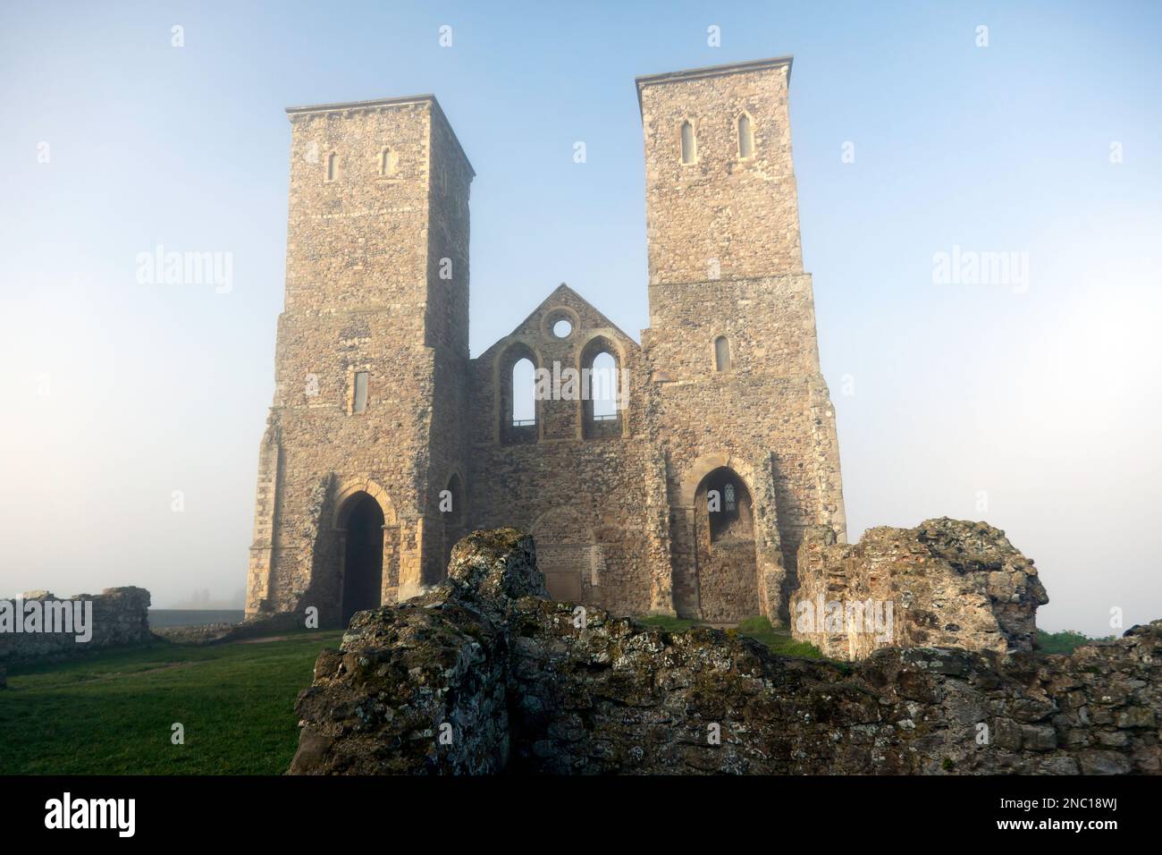 Blick auf die zwei Türme, Teil der Überreste der St. Mary's Church im ...