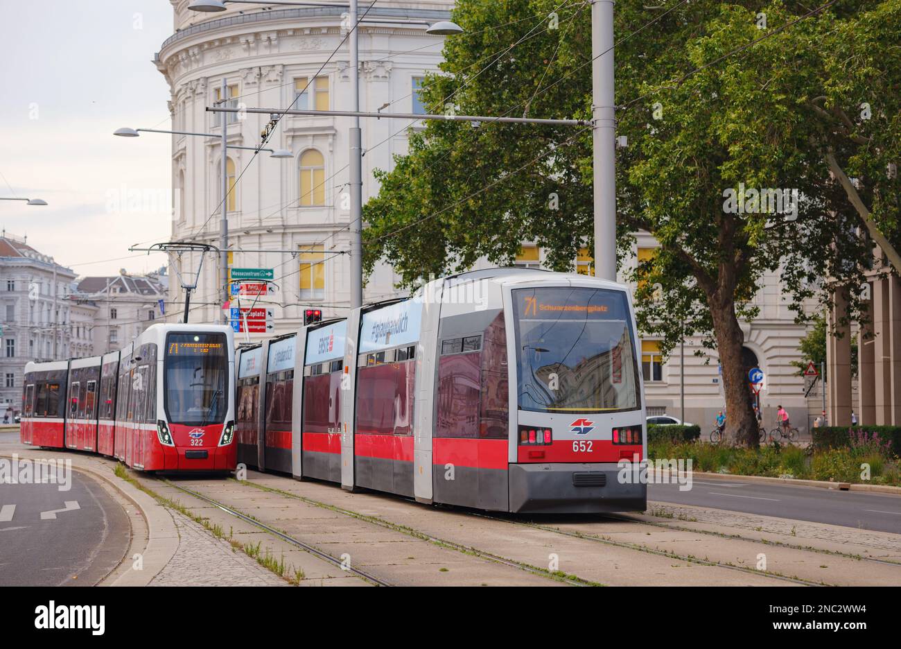 Wien, Osterreich - 7. August 2022 : Öffentliche Verkehrsmittel in der ...