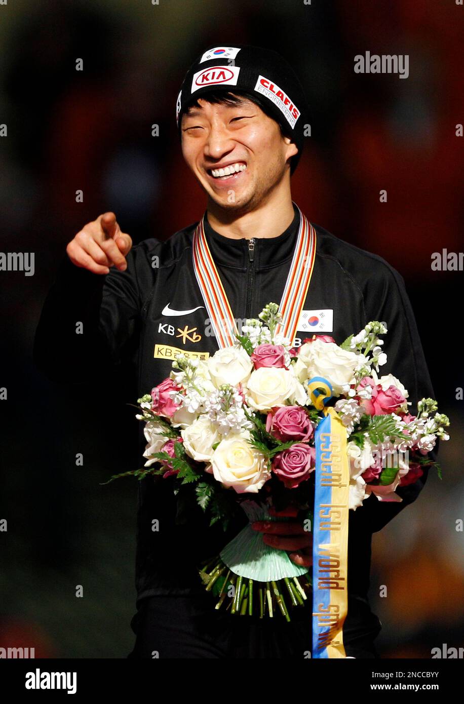 New World Champion Lee Kyou-hyuk of Korea gestures during the medal ...