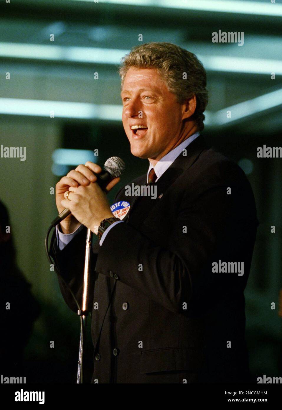 Democratic presidential candidate Bill Clinton speaks to a crowd ...