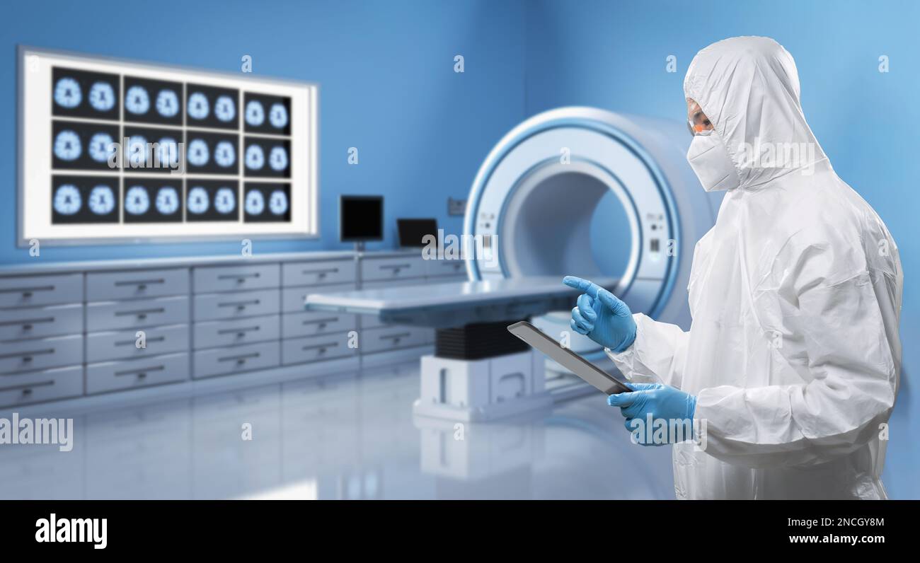 Der Arzt trägt einen medizinischen Schutzanzug oder einen weißen ...