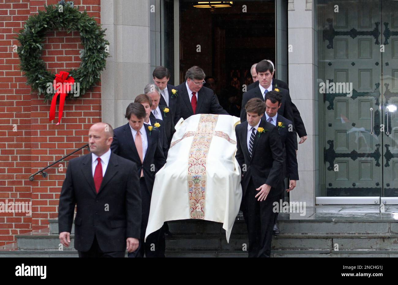Pallbearers carry the casket containing the body of Elizabeth Edwards ...